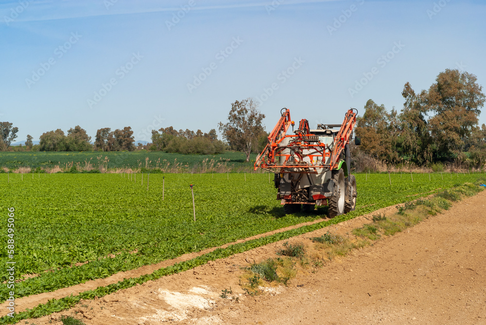 Poster Tractor con cuba para diseminar insecticidas en un campo de ...