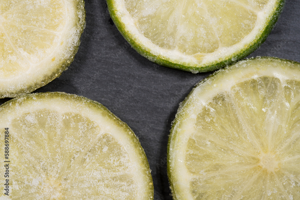 primo piano di fette di lime ghiaciate, foto macro alla texture del ...
