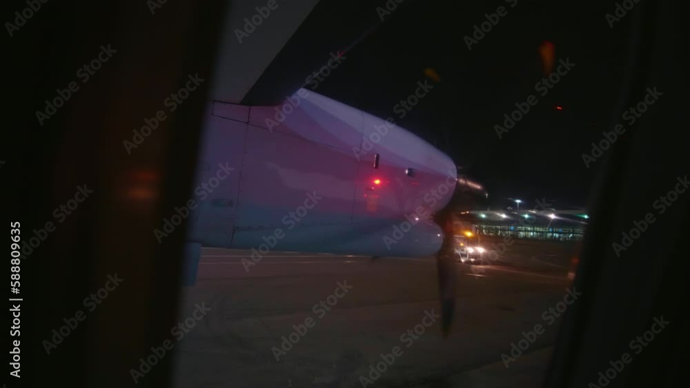 Vidéo Stock Aircraft working turbine while landing the plane after a ...