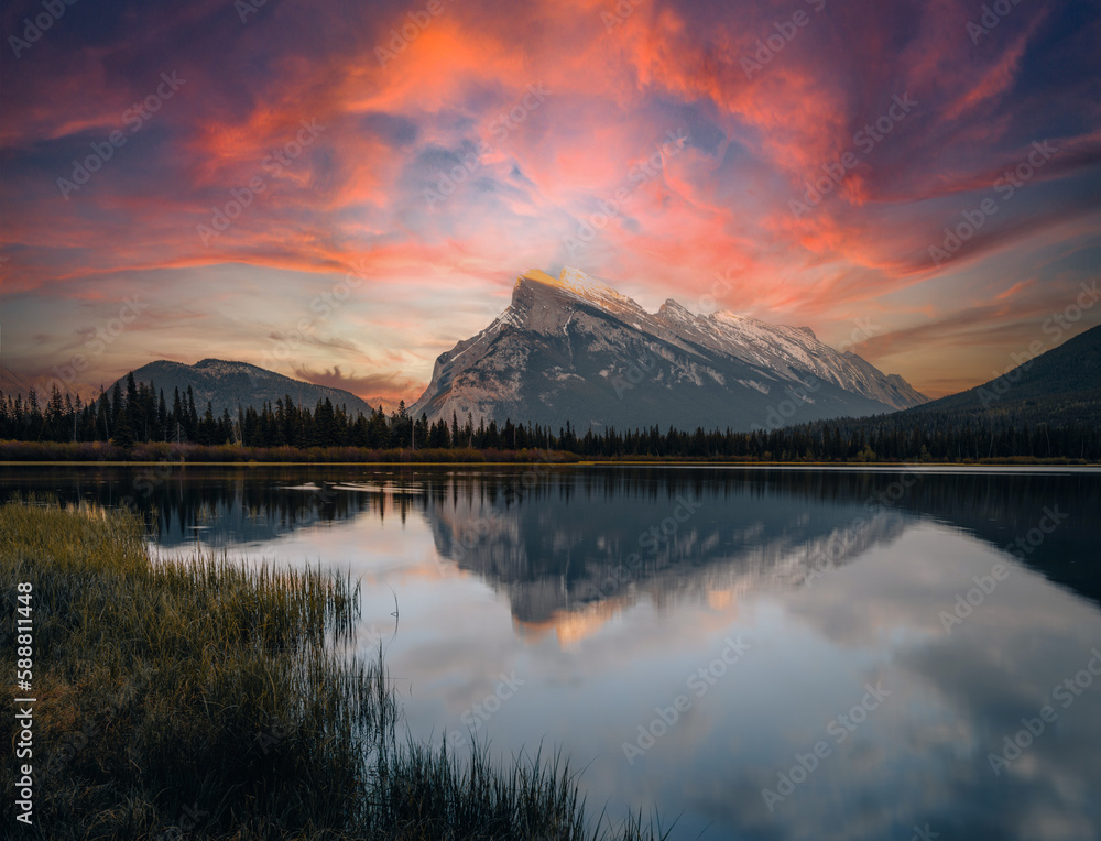 Foto de Canadian landscape of mount rundle and vermillion lakes located ...