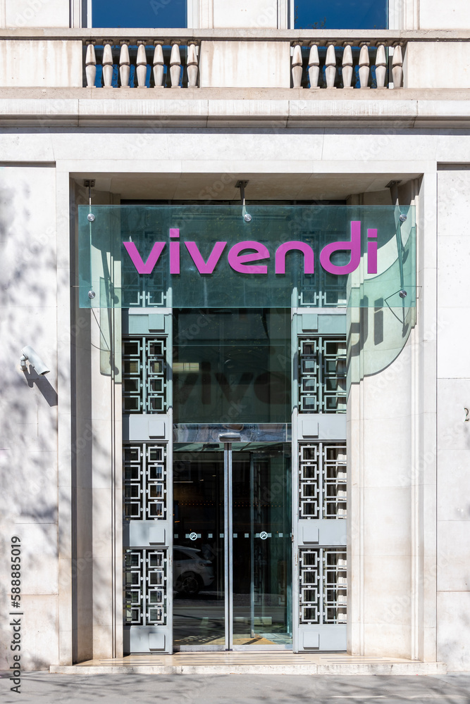 Paris, France - 4 avril 2023: Entrée du siège social de Vivendi, groupe ...