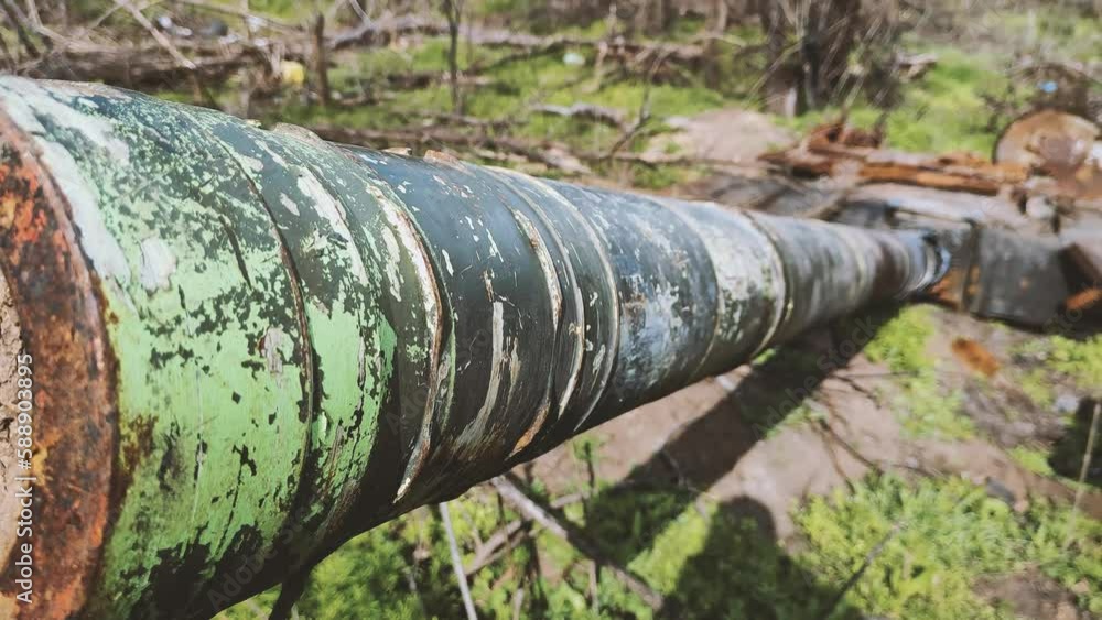 Stockvideo tank turret of a Russian tank is lying around separately ...