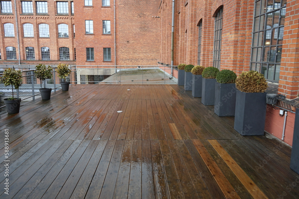 Foto de Nasse alte Schiffsdielen bei Regen auf einer Dachterrasse mit ...