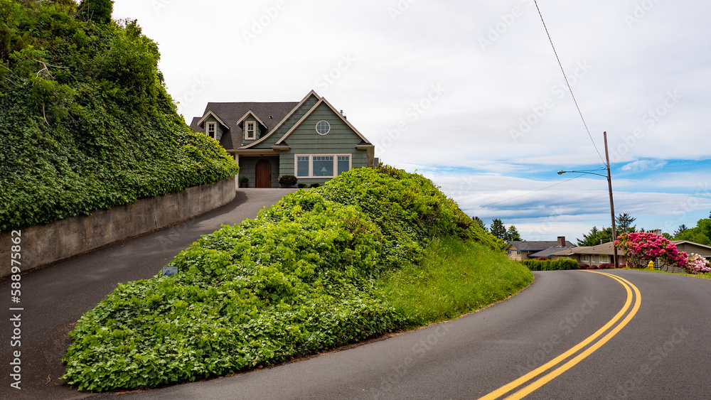 Foto de Mansion house on road turn. House with yard in suburbs ...