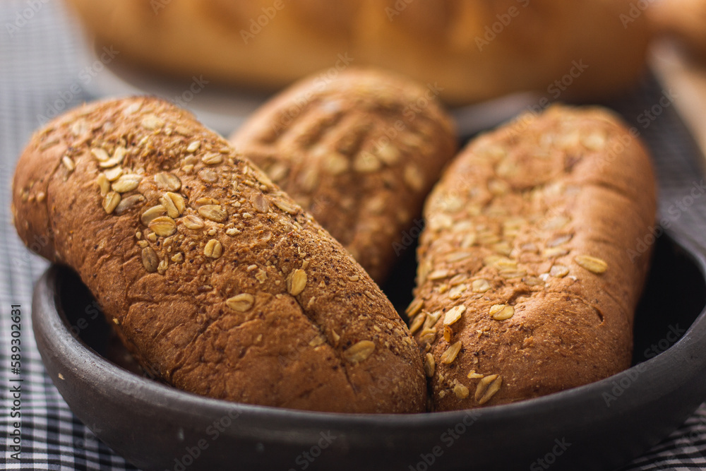 varios panes integrales, hechos de manera casera y fresco sobre un ...