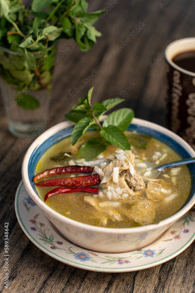 Platillo mexicano menudo blanco con hierbas y chile con taza de cafe de ...