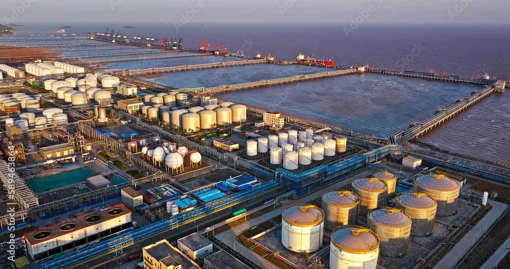 Vidéo Stock Aerial view of oil terminal storage tank, White oil tank ...