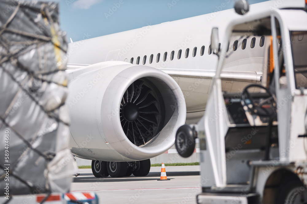 Foto de Preparation airplane at airport. Loading of cargo containers ...