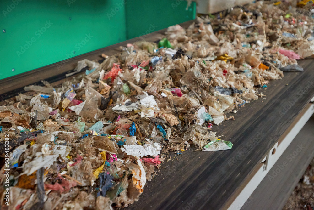 Foto de Transportation of fuel obtained from waste (RDF) on a belt to ...