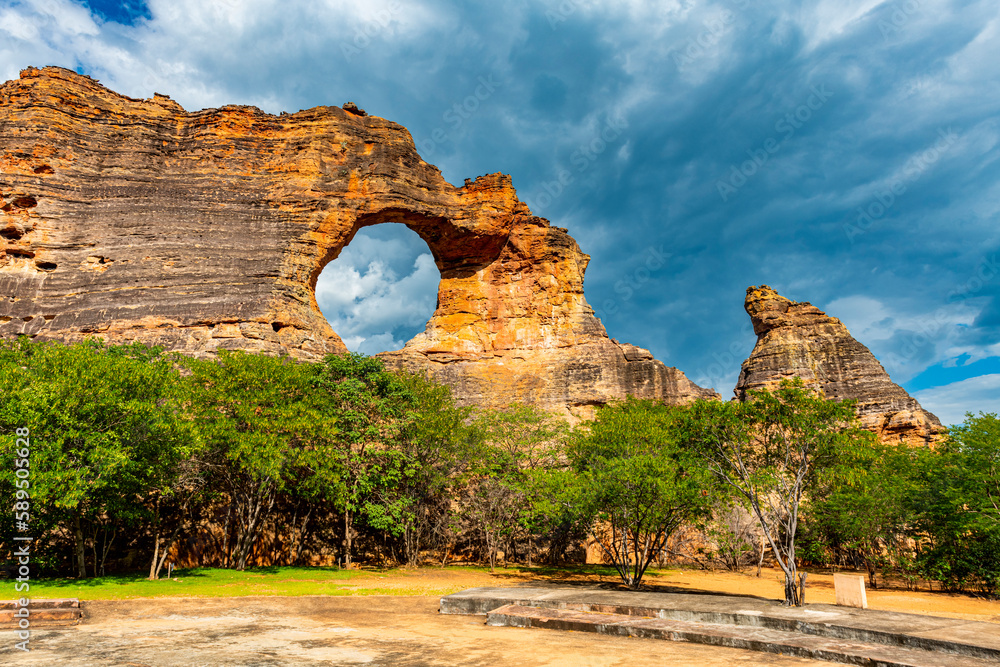 Foto de Stone arch at Pedra Furada, Serra da Capivara National Park ...