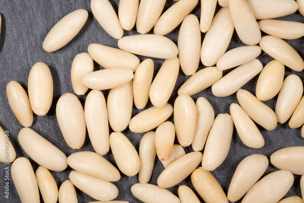 un bello sfondo di pinoli, l'importanza dei pinoli nella dieta foto de ...