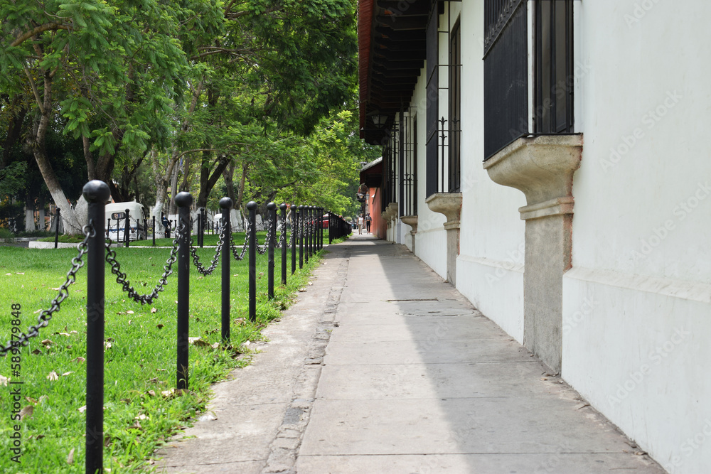 Acera en Antigua Guatemala, concepto de viaje y lugares en Centro ...