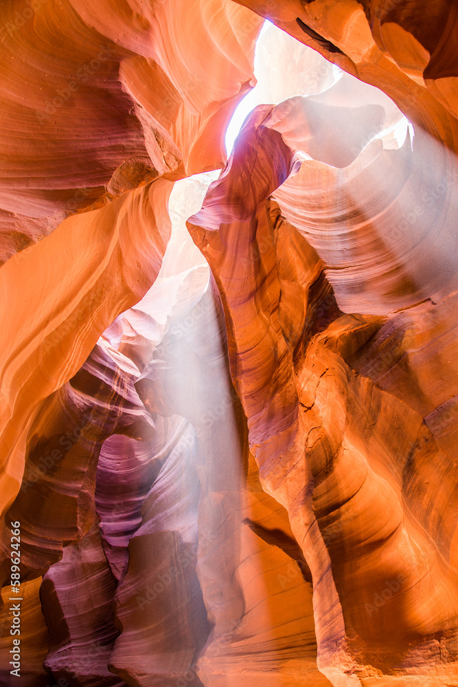 Light beams at Upper Antelope Canyon in the Navajo Reservation Page ...