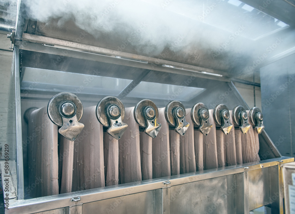 Foto Stock A industrial machine, raw cotton dye hot heat dip dyeing ...