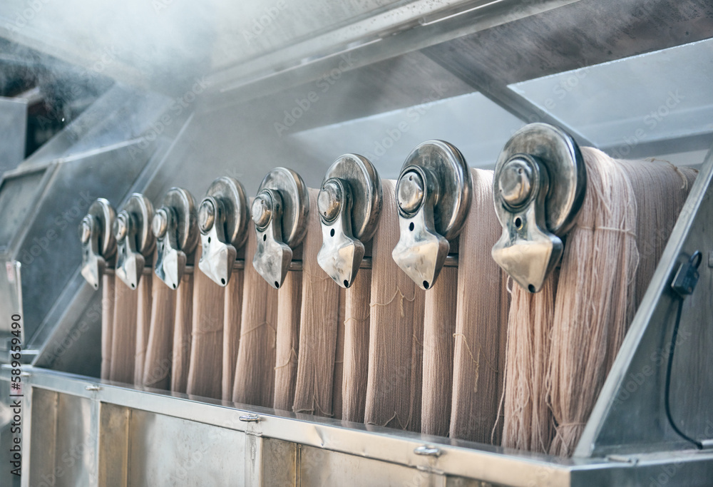 Foto Stock A industrial machine, raw cotton dye hot heat dip dyeing ...