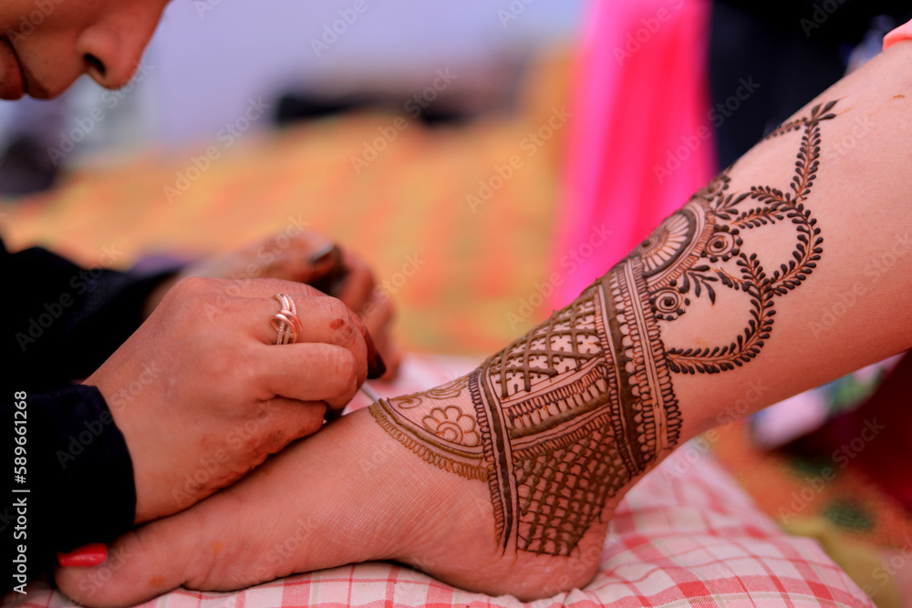 Beautiful mehndi decorated hands Mehndi applying brides and girls hands ...