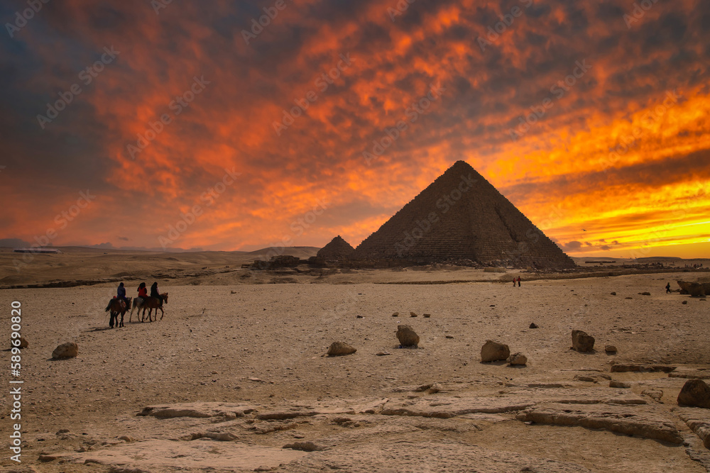 Beautiful sunset over the pyramid of Menkaure in Giza, Egypt Stock ...