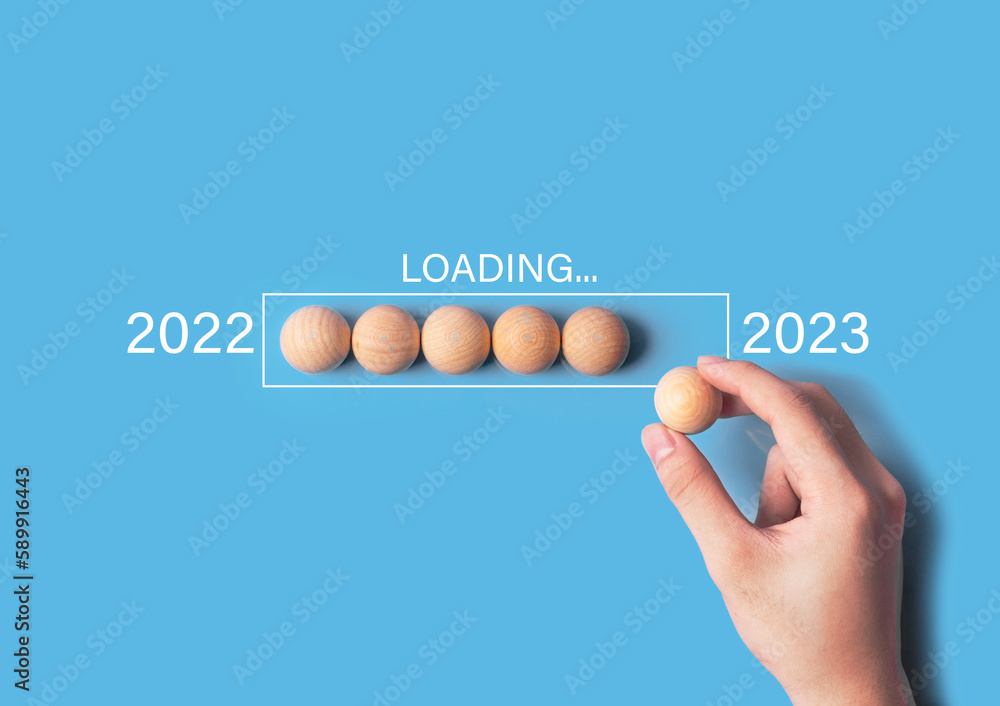 Fotka „start and countdown concept. Hand putting wood circle in loading ...