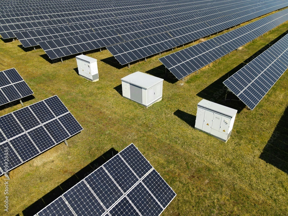 Solarpark, Photovoltaikpark oder Freiflächenanlage mit Solarmodulen und ...