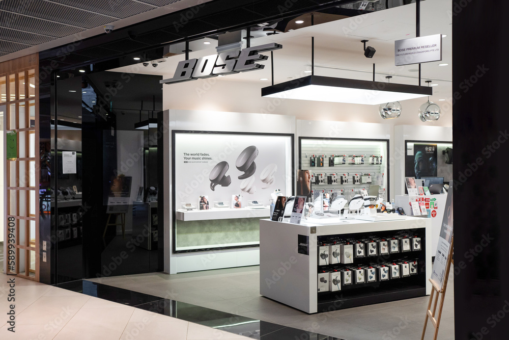 SINGAPORE - APR 19, 2022: BOSE store in Funan Mall Singapore Stock 写真 ...