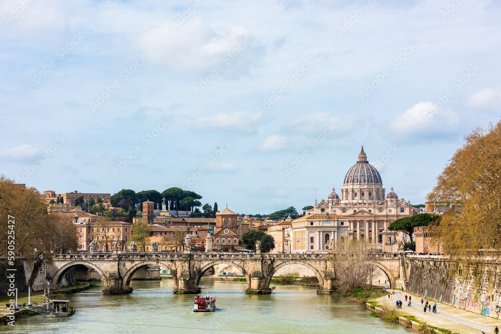 Rom, Italien, Apr. 2023 Blick von der Ponte sant Angelo zum Vatikan mit ...