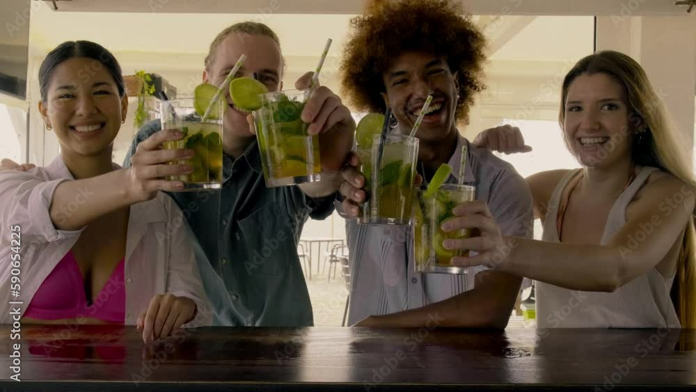 Vidéo Stock Multiracial friends toasting with mojito cocktails at beach ...