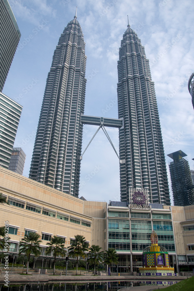 Foto de Petronas Twin Towers and KLCC Twin Towers in the city of Kuala Lumpur Malaysia do Stock ...