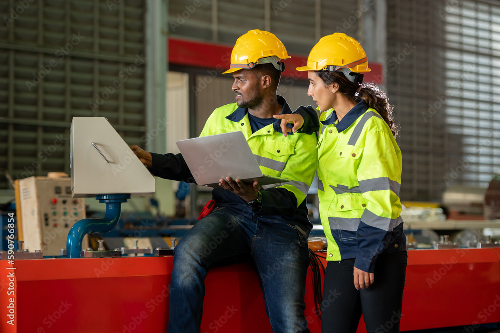 Foto de Factory apprenticeship. Man mentor teaching Female employees ...