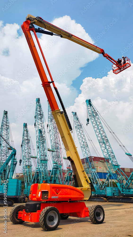 Fotka „Jakarta, Indonesia - June 22, 2022: Boom lift 38 meter JLG 1250 ...