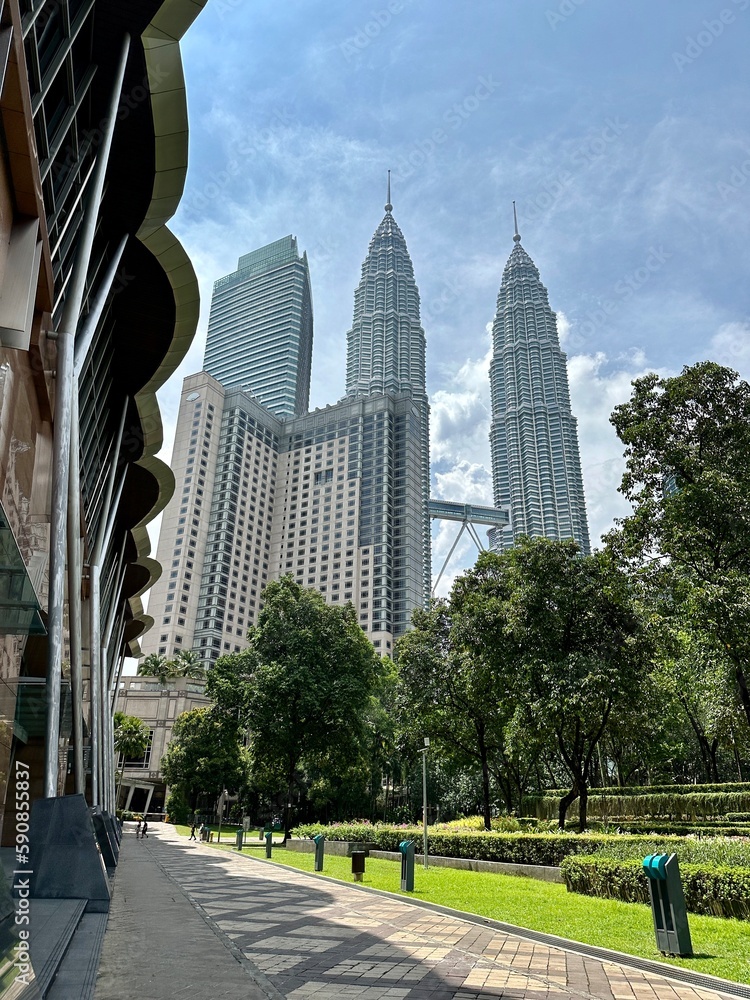 Low angle view of KLCC and PETRONAS Towers in Kuala Lumpur Stock Photo ...