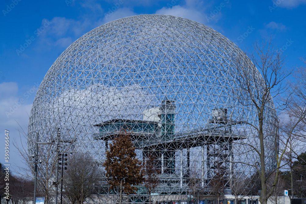 Foto de MONTREAL-CANADA -10 April 2023: View of the blue sky through a ...