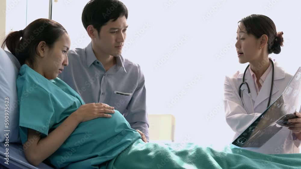 Vidéo Stock Asian doctor visit patient woman and suggest physical ...