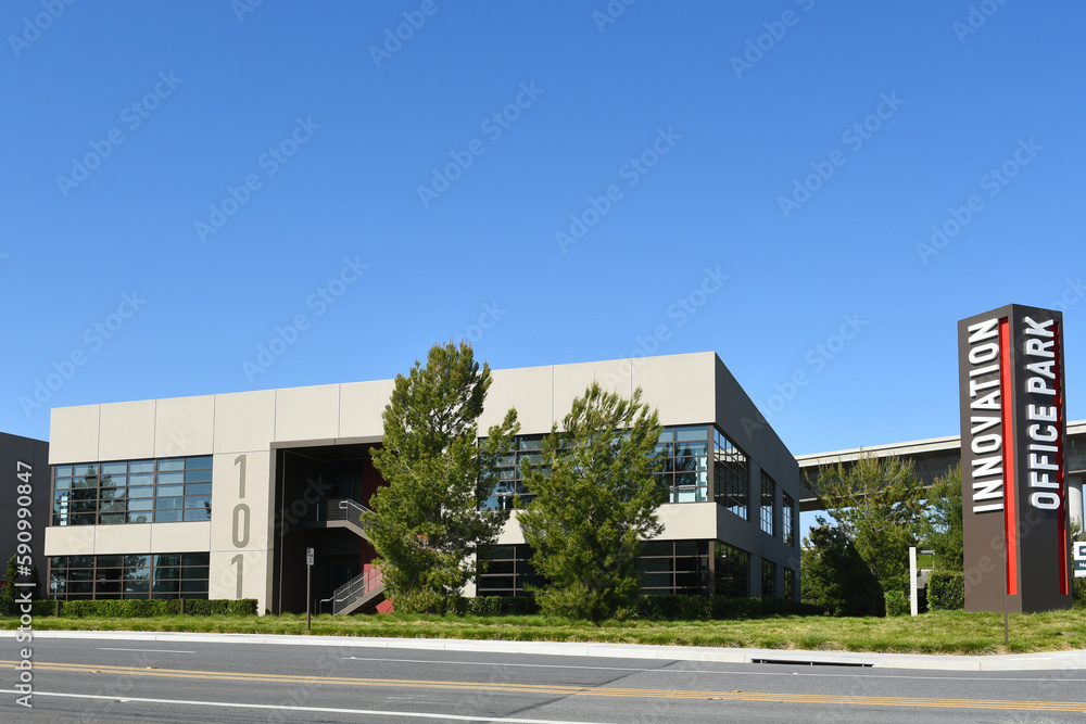 Foto de IRVINE, CALIFORNIA - 9 APR 2023: The Innovation Office Park, A ...