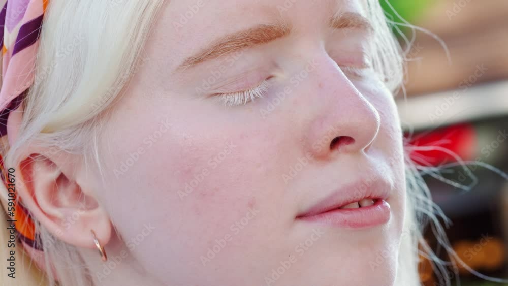 Vídeo do Stock: Pretty stylish albino teen generation z girl, cute ...