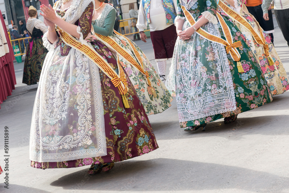 Pasacalles desfile de falleros y falleras en las fallas de Valencia ...