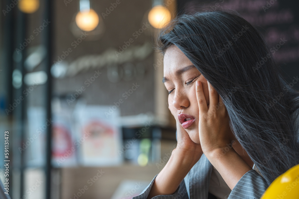 businesswoman prop up, support the chin, hence to rest the chin on hand ...