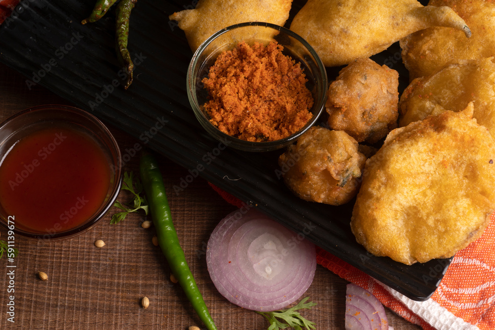 Foto de Indian Tea time snacks in group includes Veg Samosa, Kachori ...