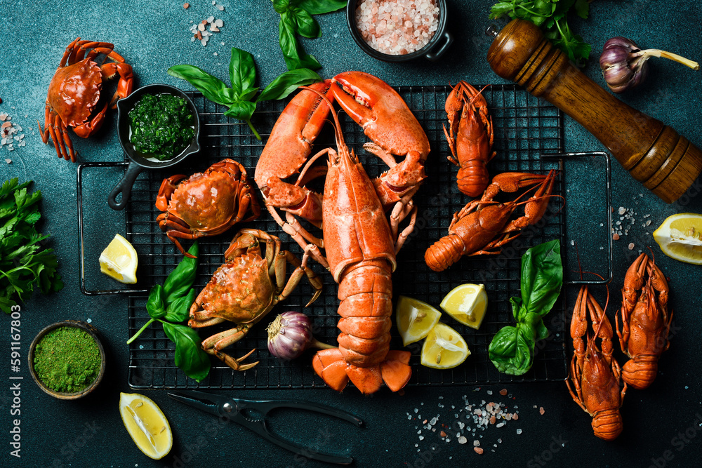 Foto de crustacean seafood: lobster, crab and crayfish with lemon and ...
