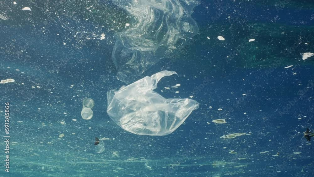 Vidéo Stock Plastic trash floating of polluted water reflecting on ...