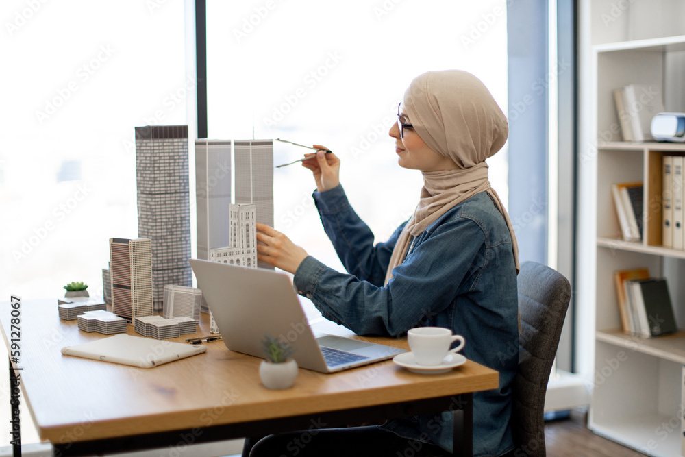 Stockfoto Charming arabian lady in hijab and casual clothes holding ...