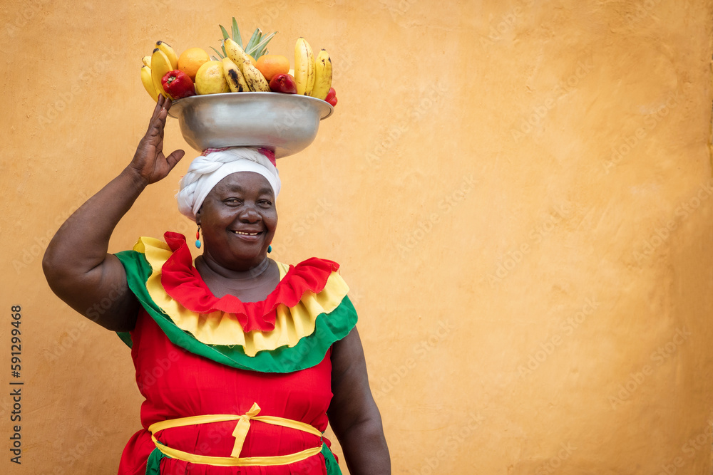 Foto De Cheerful Fresh Fruit Street Vendor Aka Palenquera In The Old