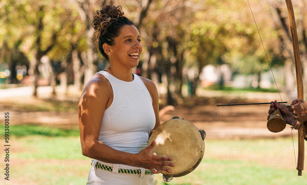 mujer morena tocando pandero instrumento de percusión de capoeira, en ...