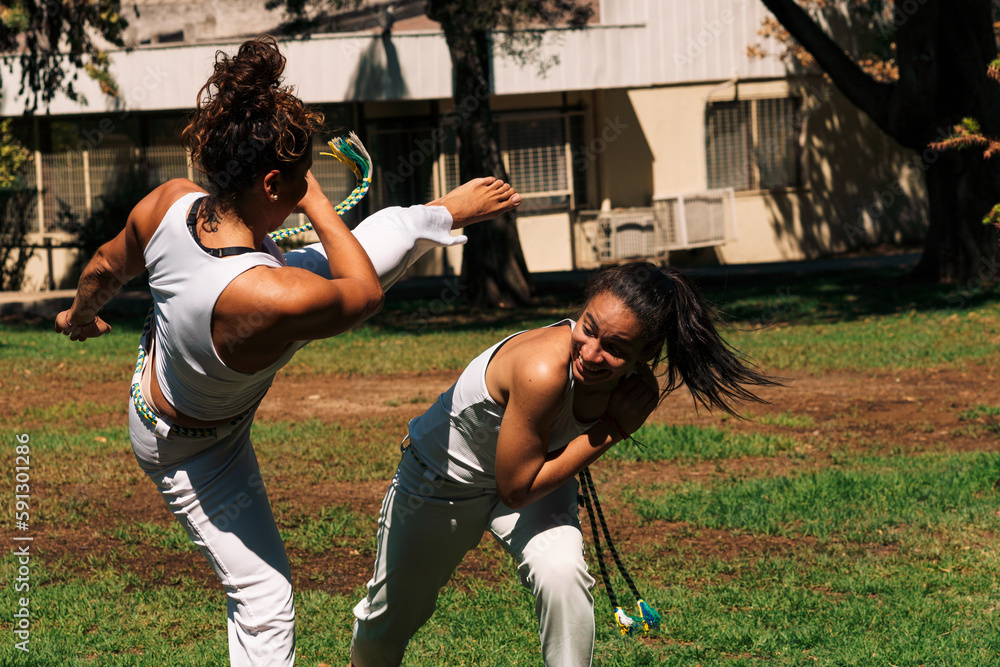 Foto de mujeres practicando patadas, ejercicios y capoeira en la ciudad ...
