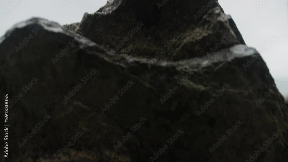 reveal from behind rock to the cliffs and sea at Castle ruins vídeo do ...