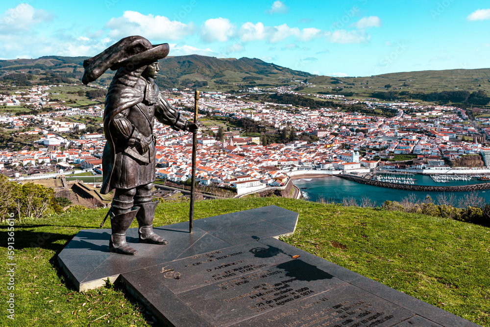 Foto de View of the city of Angra do Heroismo. Statue of D. Afonso VI ...