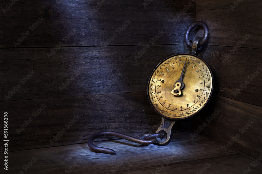 Foto de An antique spring balance, brass face, weighing scale with a ...