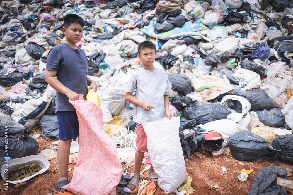 Children are forced to work on rubbish. Child labor, Poor children ...