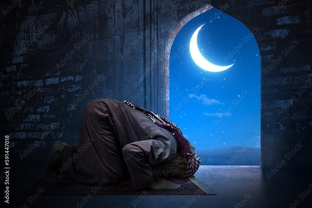 Foto de Muslim man with a beard wearing keffiyeh with agal in praying ...