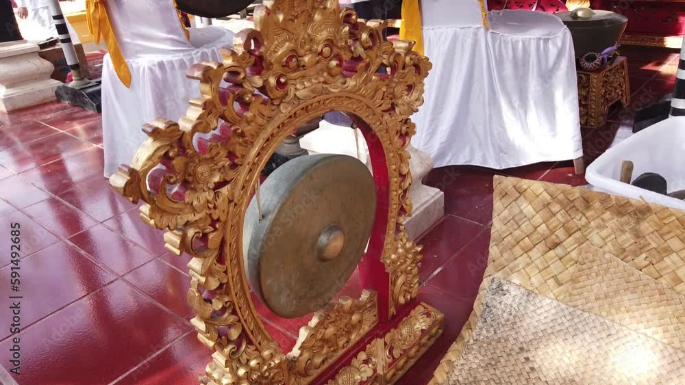 Vidéo Stock Small Gong from Balinese Gamelan Music Ensemble Golden Wood ...