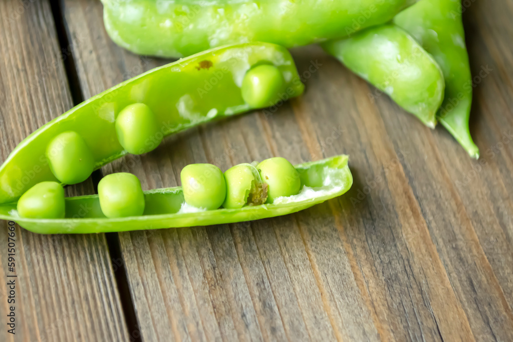 Foto de Green pea beans are affected by worms. pests on green peas An ...